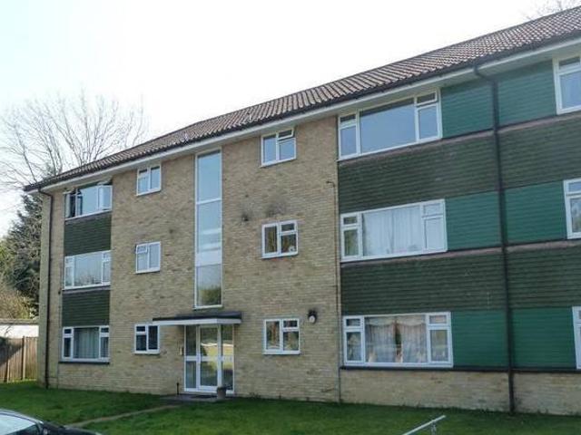 2 bedroom flat for rent in Caterham CR3