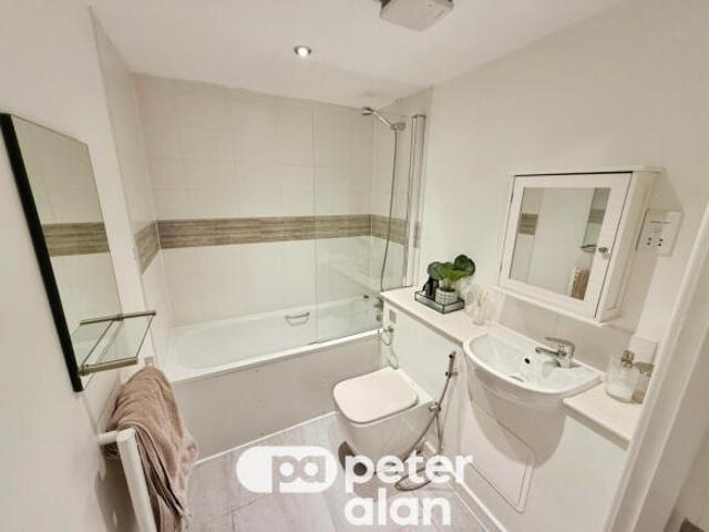 2 bedroom flat for rent in Cathays Terrace, CF24