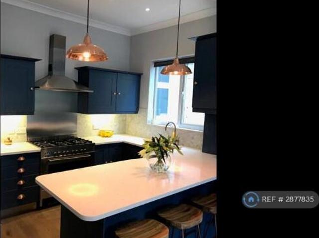 2 bedroom flat for rent in Cavendish Road, London, SW12