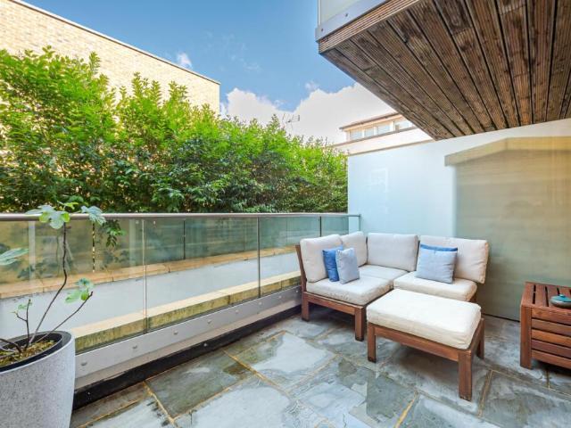2 bedroom flat for rent in Cavendish Road, SW12