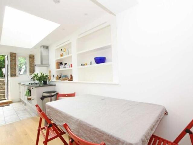 2 bedroom flat for rent in Caxton Road, Shepherds Bush, W12