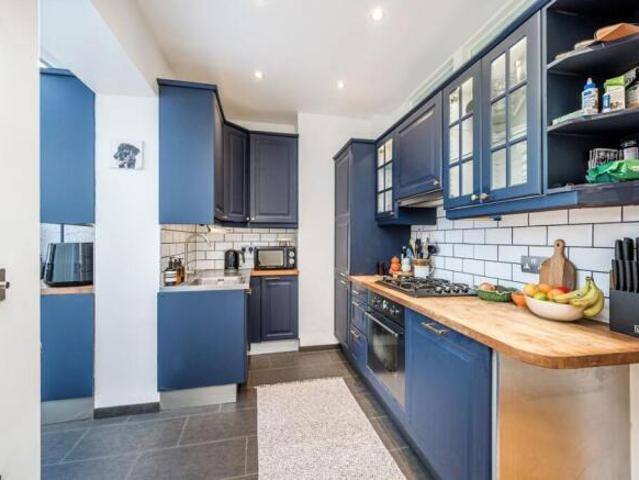2 bedroom flat for rent in Caxton Road, Shepherds Bush, W12