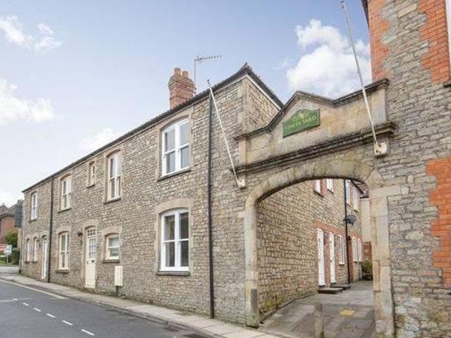 2 bedroom flat for rent in Central Bruton with Parking BA10