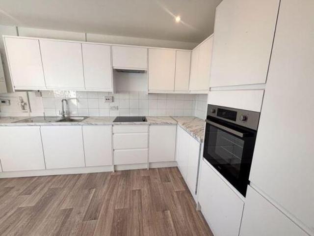 2 bedroom flat for rent in Central Road, Worcester Park, KT4