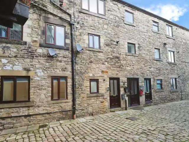 2 bedroom flat for rent in Central Street, Ramsbottom, BL0