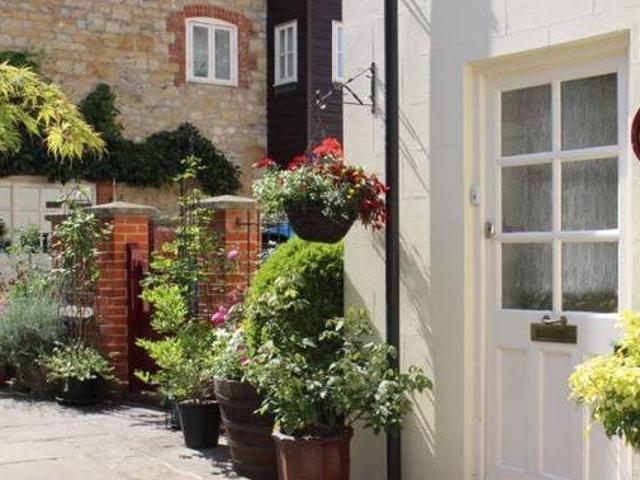 2 bedroom flat for rent in Central Sherborne Dorset DT9 3PX DT9