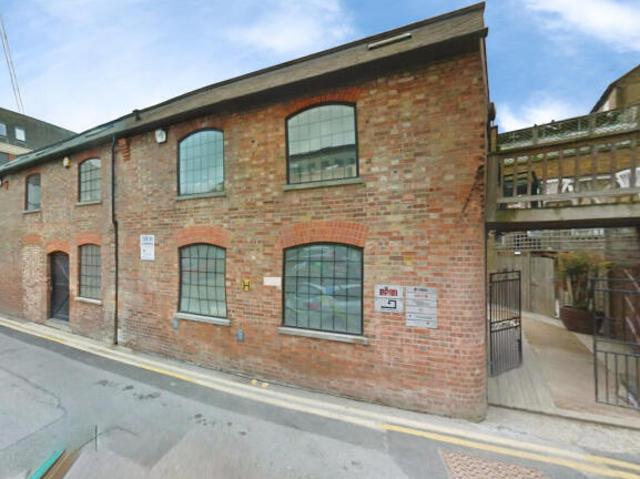 2 bedroom flat for rent in Cedar House, The Parade, High Street, Watford, WD17