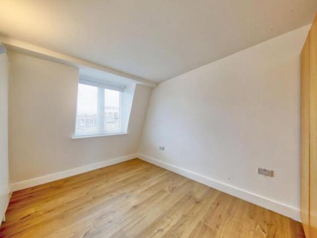 2 bedroom flat for rent in Chatham Road, London, SW11