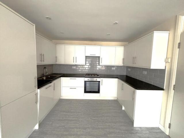 2 bedroom flat for rent in Chatterton Road, Bromley, Kent, BR2