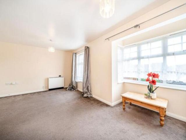 2 bedroom flat for rent in Chamberlain Gardens, Hounslow, TW3
