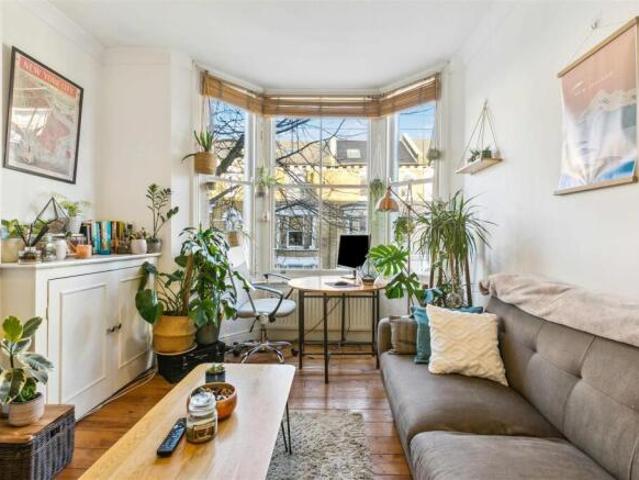 2 bedroom flat for rent in Chantrey Road, London, SW9