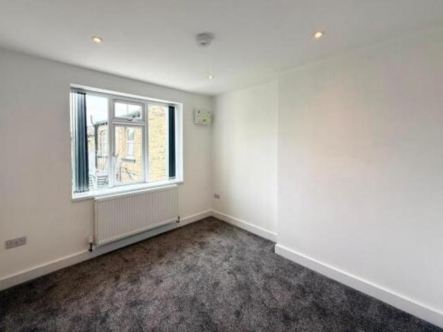 2 bedroom flat for rent in Chapeltown, Pudsey, West Yorkshire, LS28
