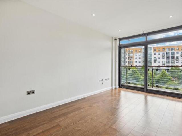 2 bedroom flat for rent in Charles Court, Larden Road, London, W3