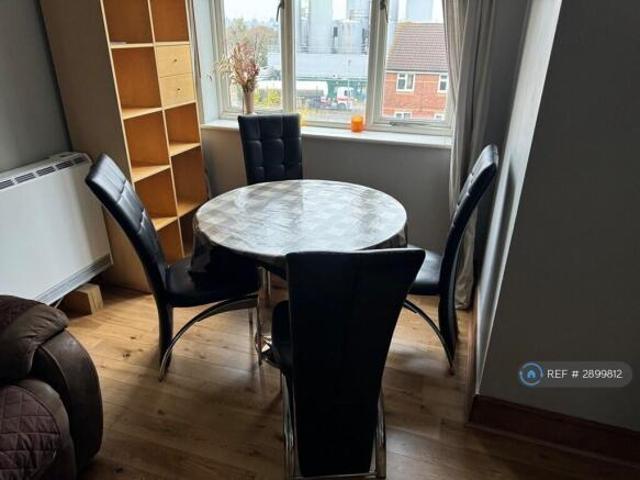 2 bedroom flat for rent in Cherry Blossom Close, Palmer Green, N13