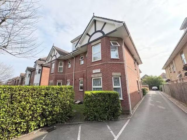 2 bedroom flat for rent in Cherry Grange, Charminster, BH8