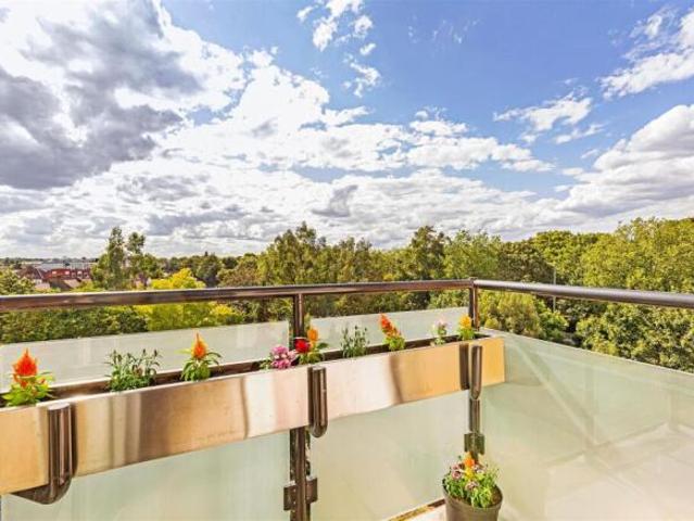 2 bedroom flat for rent in Chertsey Court, Mortlake, SW14