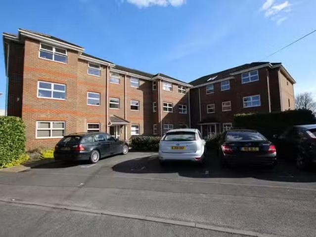 2 bedroom flat for rent in Chertsey, Surrey, KT16