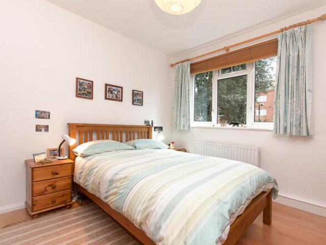 2 bedroom flat for rent in Chilworth Court, SW19