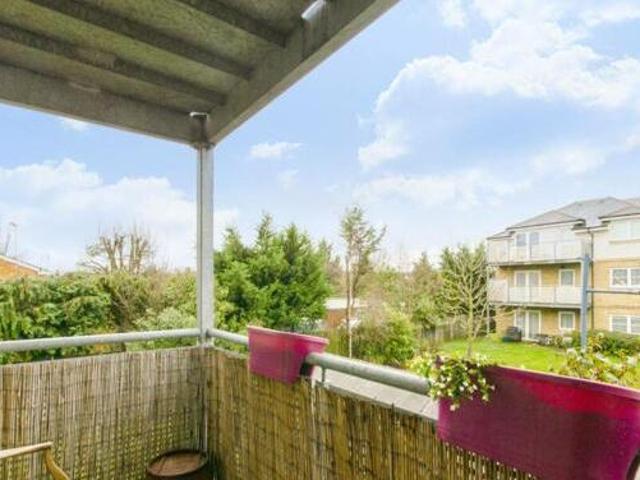 2 Bedroom Flat For Rent In Chingford, London
