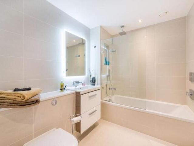 2 bedroom flat for rent in Chiswick High Road, Chiswick, London, W4