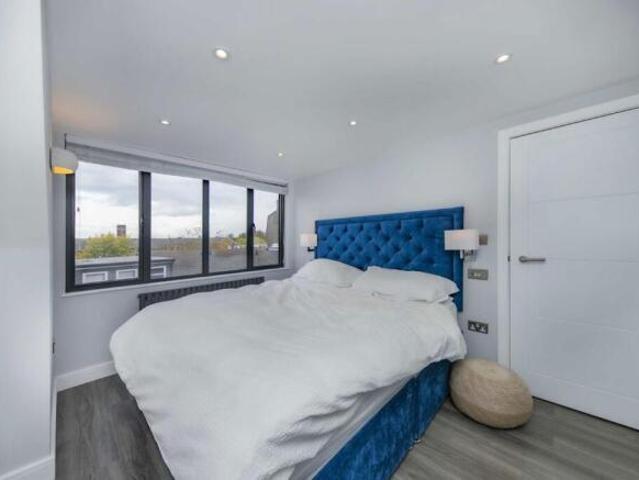 2 bedroom flat for rent in Chiswick High Road, Chiswick, W4
