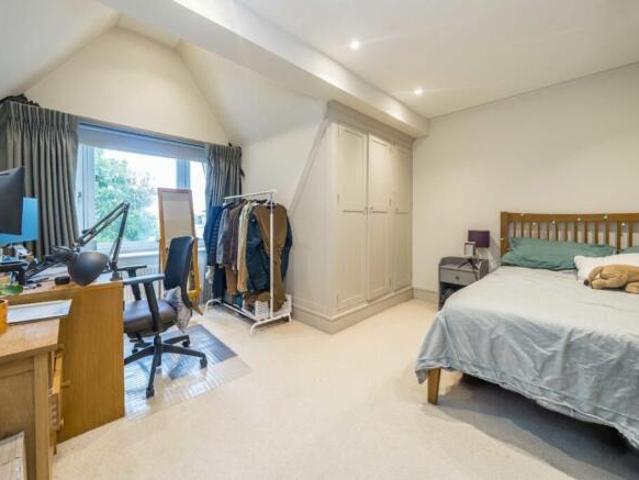 2 bedroom flat for rent in Chiswick High Road, Chiswick, W4
