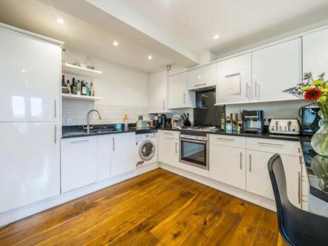 2 bedroom flat for rent in Chiswick High Road, Chiswick, W4