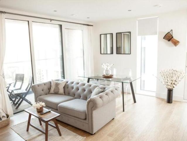 2 bedroom flat for rent in Chiswick High Road, Chiswick, W4