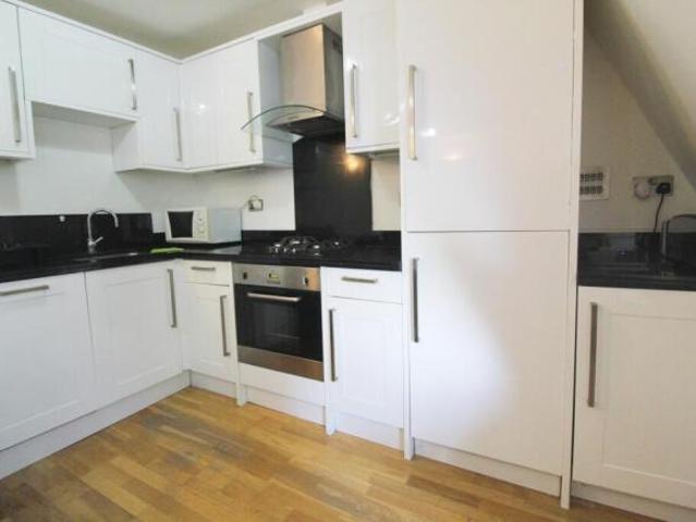 2 bedroom flat for rent in Chiswick High Road, W4
