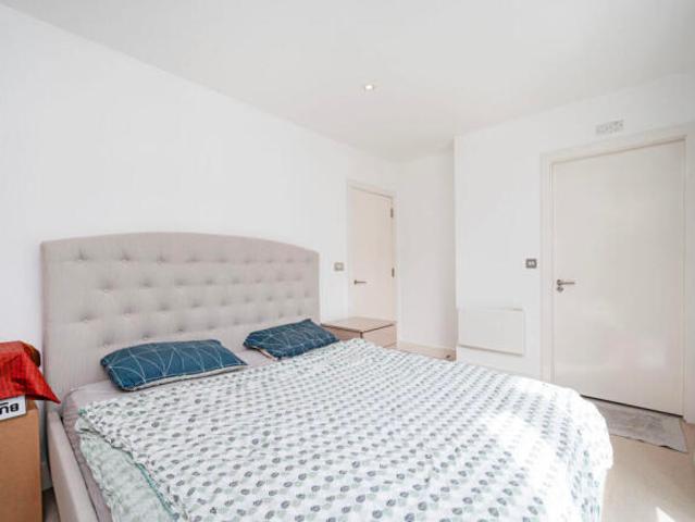 2 bedroom flat for rent in Christopher Court, Leman Street, Aldgate, London, E1