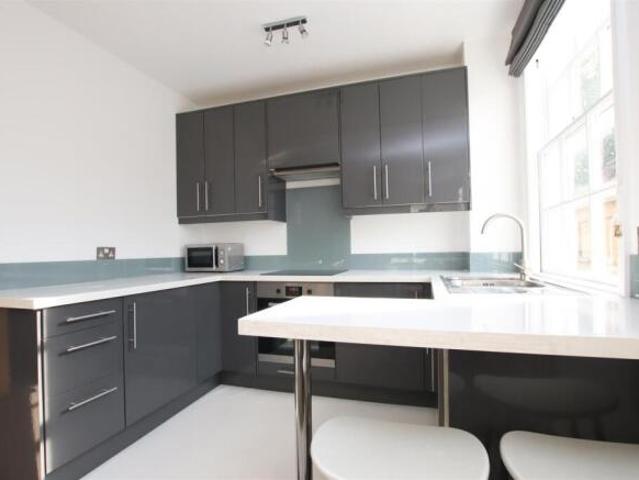 2 bedroom flat for rent in Church Street, Bath, BA1