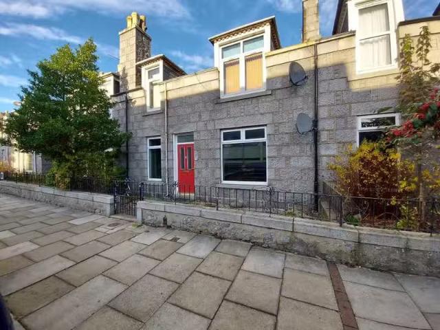 2 bedroom flat for rent in Church Street, Woodside, Aberdeen.