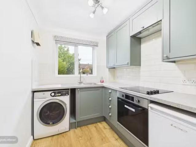 2 bedroom flat for rent in Church Road West, Farnborough, Hamp.