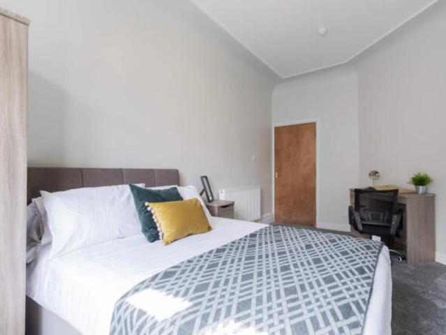 2 bedroom flat for rent in Church Wood Avenue, Leeds, LS16