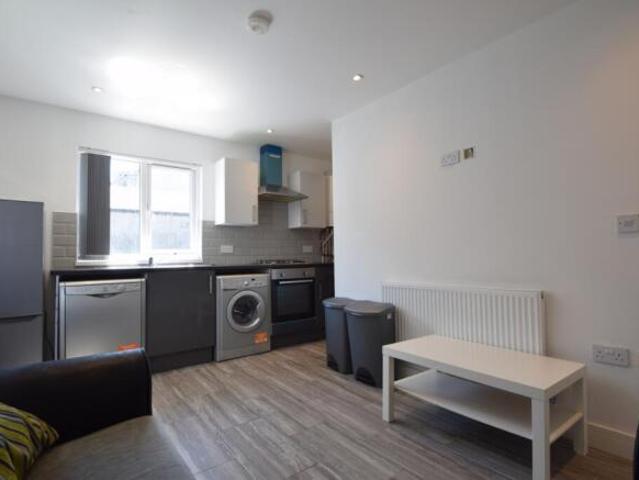 2 bedroom flat for rent in City Road, Roath, CF24