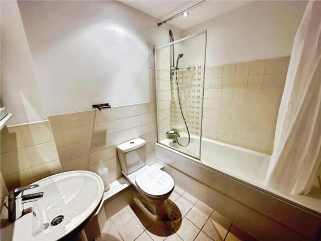 2 bedroom flat for rent in City Walk, Leeds, West Yorkshire, LS11