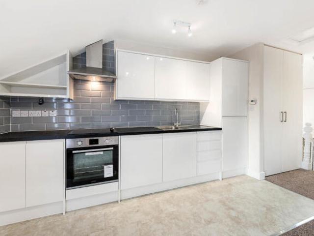 2 bedroom flat for rent in Comyn Road, London, SW11