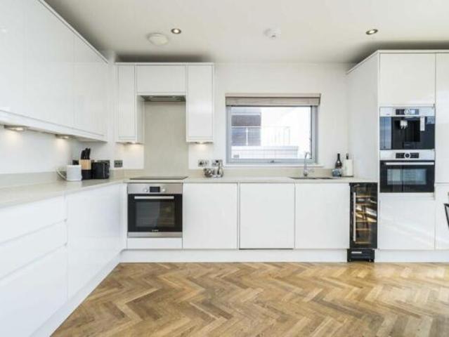 2 bedroom flat for rent in Commercial Road, Aldgate, E1