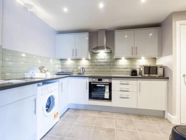 2 bedroom flat for rent in Commercial Road, Aldgate, London, E1