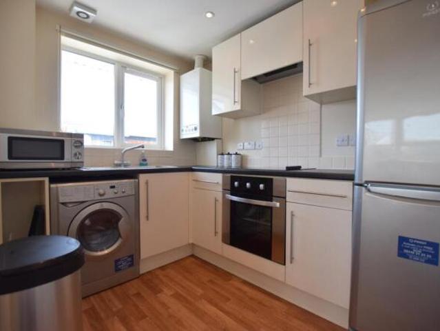 2 bedroom flat for rent in Commercial Road, Poole, BH14
