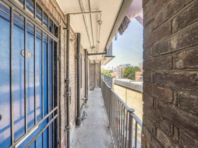2 bedroom flat for rent in Commercial Road, Tower Hamlets, London, E1