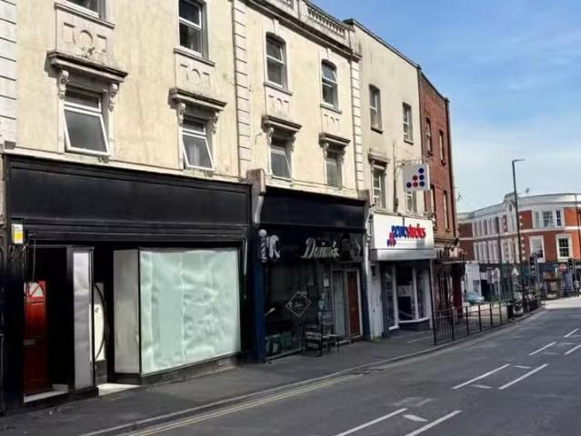 2 bedroom flat for rent in Commercial Road, Triangle, BH2