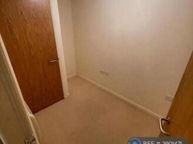 2 bedroom flat for rent in Commercial Street, Morley, LS27