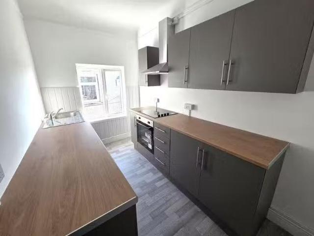 2 bedroom flat for rent in Commercial Street, Nelson, CF46