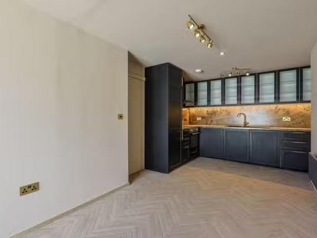 2 bedroom flat for rent in Commonside East, Mitcham, CR4