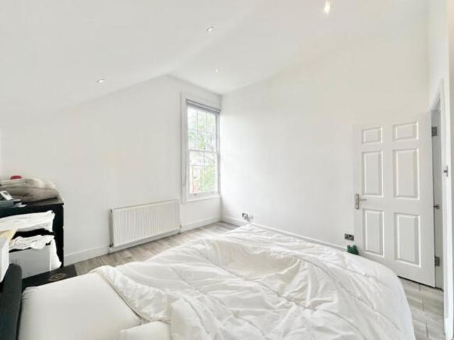 2 bedroom flat for rent in Compayne Gardens, NW6