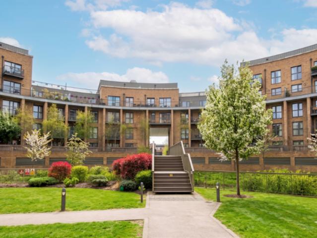 2 bedroom flat for rent in Connersville Way, Croydon, London, CR0
