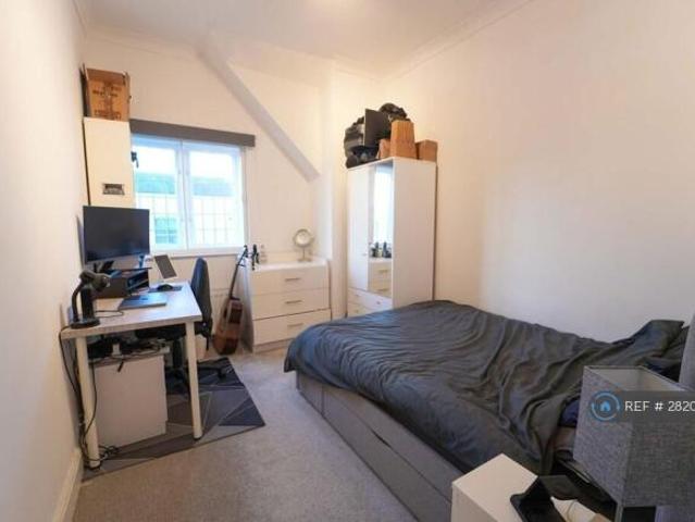 2 bedroom flat for rent in Consort House, London, NW7