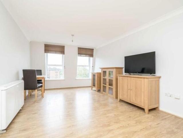 2 bedroom flat for rent in Coombe Lane, Raynes Park, SW20