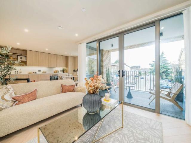 2 bedroom flat for rent in Coombe Road, New Malden, KT3